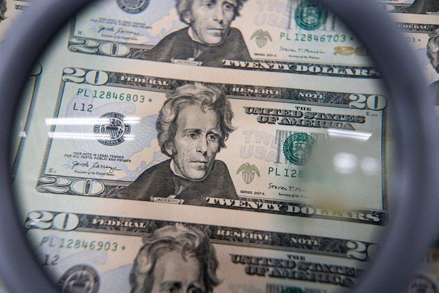 Dólar encosta em R 5 30 e fecha no maior nível desde março de 2023