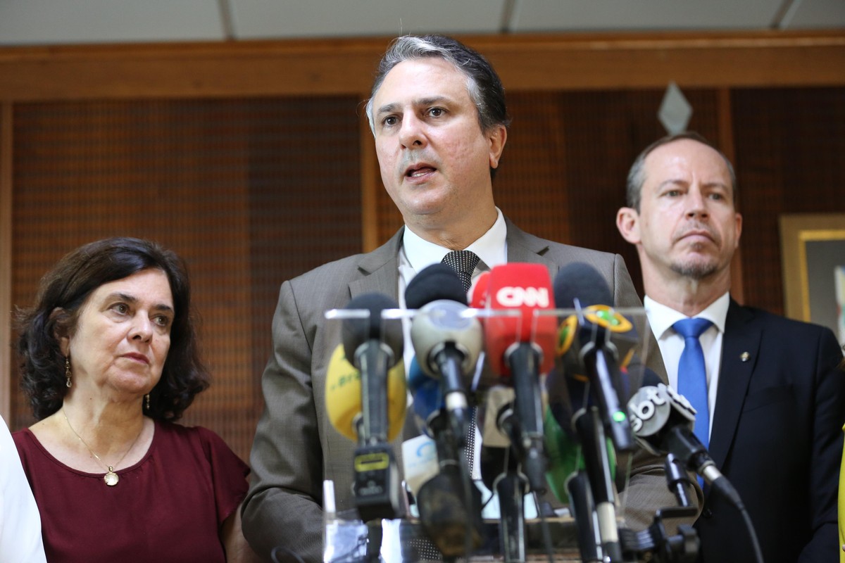 Ministro da Educação anuncia pacote de R bi foco em segurança nas escolas Política
