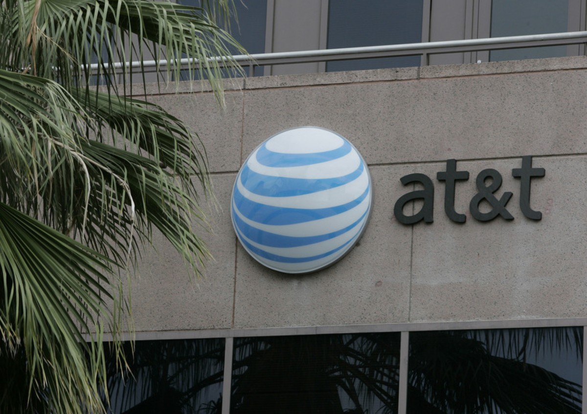 AT&T amplia lucro e receita no trimestre após ganhar clientes de fibra ...