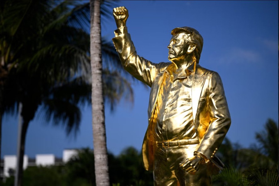 Estátua dourada de Trump em resort de golfe é comparada a 'bezerro de ...