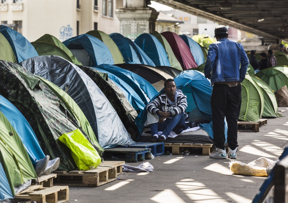 Imigrantes tomam ruas de Paris | Mundo | Valor Econômico