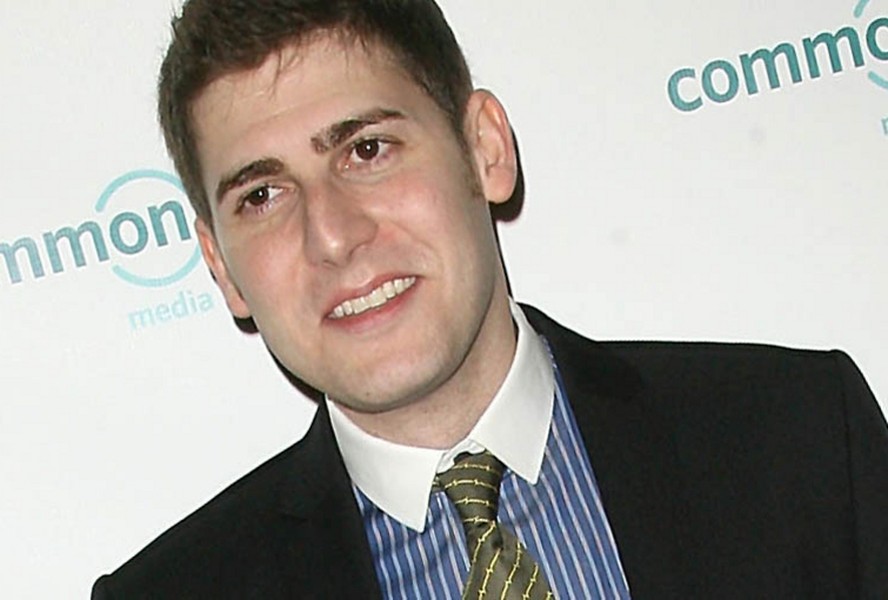 Bilionário brasileiro Eduardo Saverin busca US$ 500 milhões para ...