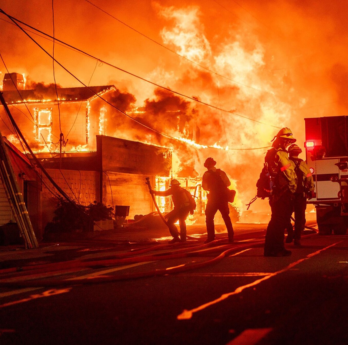 Região de Los Angeles tem novo foco de incêndio; fogo atinge área de ...