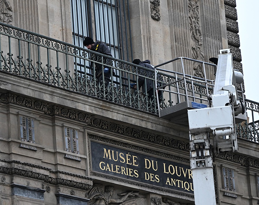 Maior museu do mundo, Louvre está sob pressão após ano desastroso ...