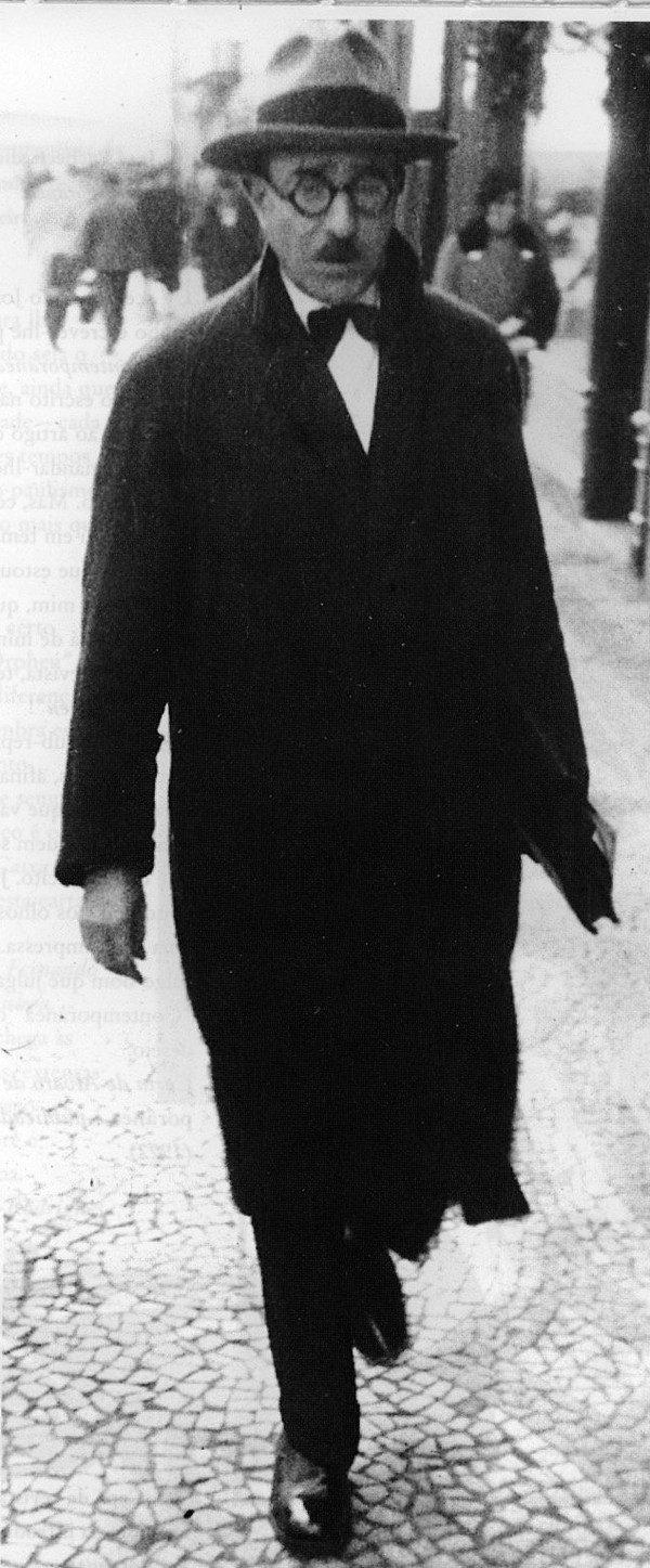 Biografia mostra como Fernando Pessoa optou por viver vidas literárias ...