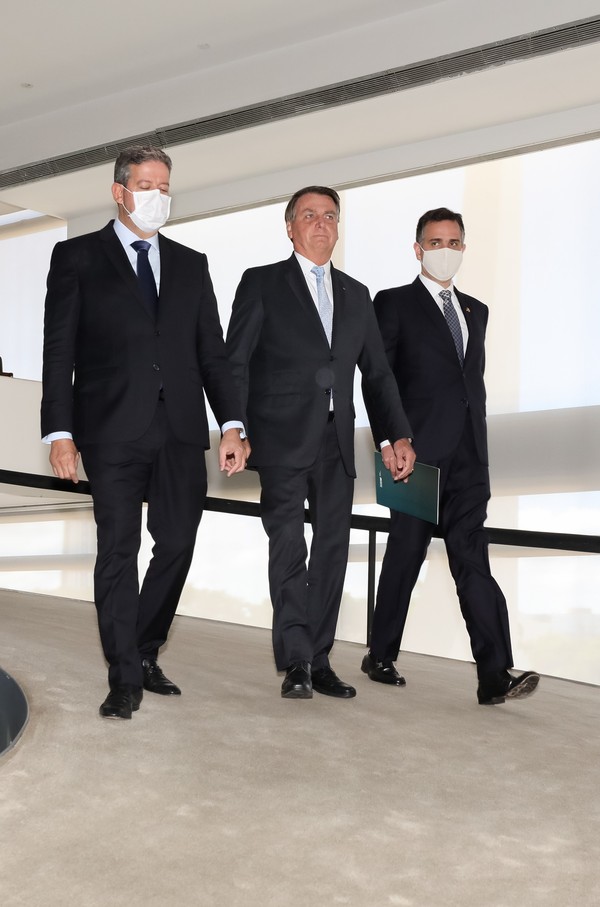 Bolsonaro entrega pauta de projetos prioritários a Pacheco e Lira ...