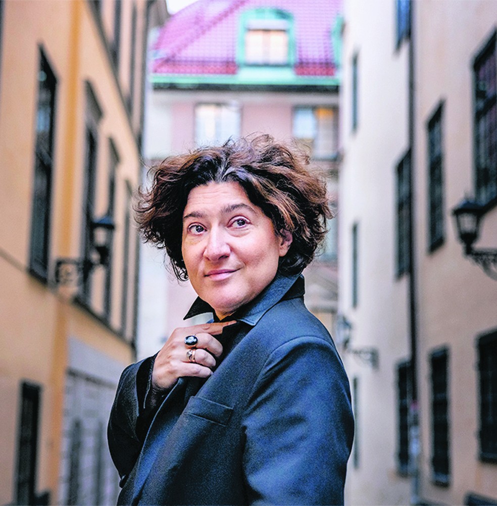 Em livro de memórias, autora russa usa e critica uma tendência ...