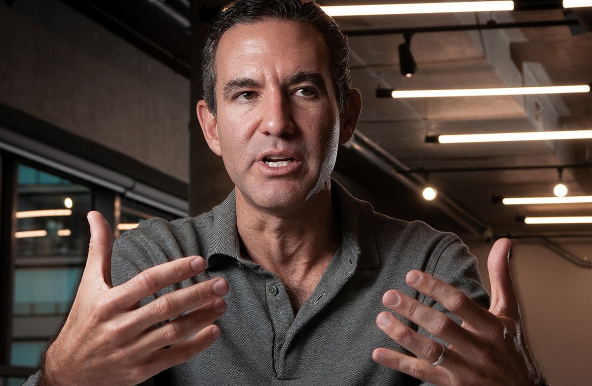 Fundador e CEO global do Nubank vende 3% da sua participação no banco ...