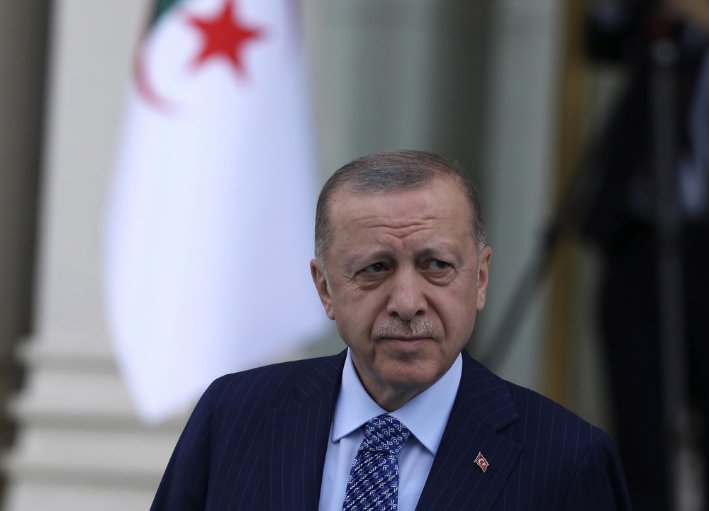 Erdogan passa mal em programa de TV e cancela eventos de campanha ...