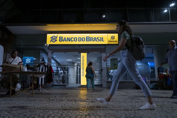 Previ diz que seu plano mais antigo saiu do déficit e agora acumula ...