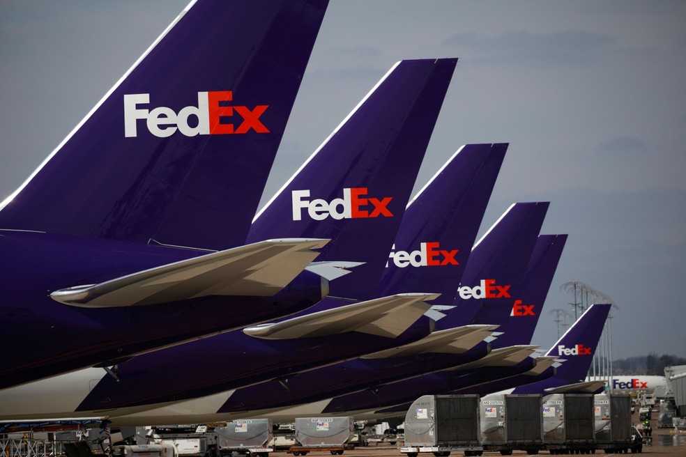 Lucro da FedEx recua no 1º trimestre fiscal de 2025; ações caem no pós ...