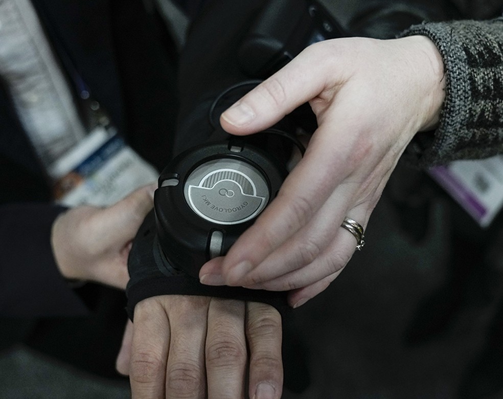 Feira em Las Vegas mostra luva que controla o tremor das mãos ...