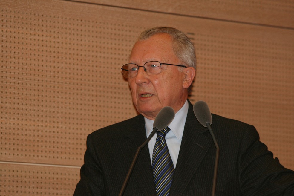 Jacques Delors, arquiteto do euro e líder da UE, morre aos 98 anos ...