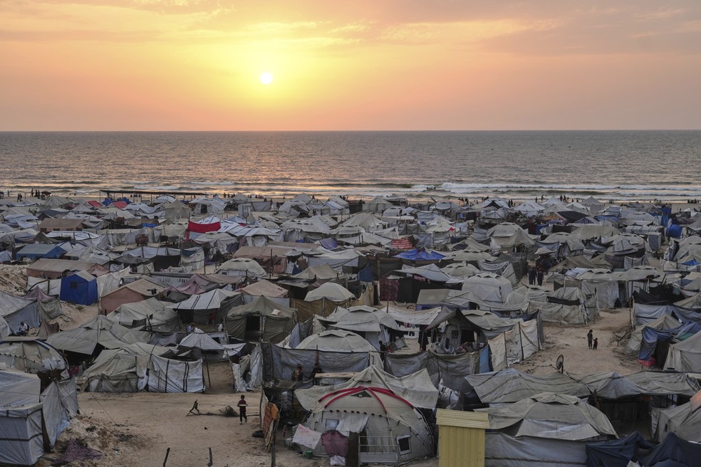 Famílias fogem de Gaza após nova noite de bombardeios, e israelenses ...