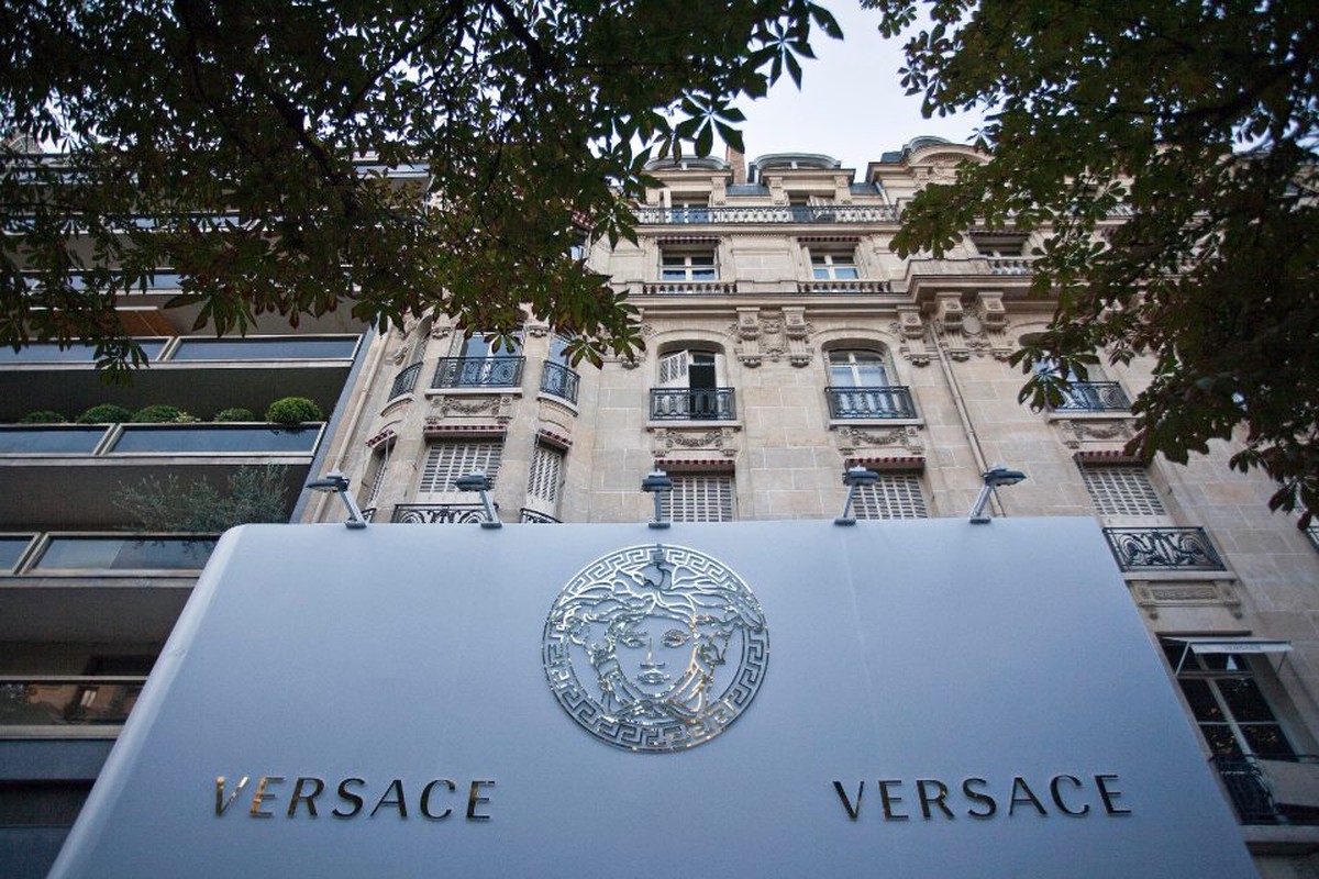 Versace confirma abertura de três lojas no Brasil até maio | Empresas ...