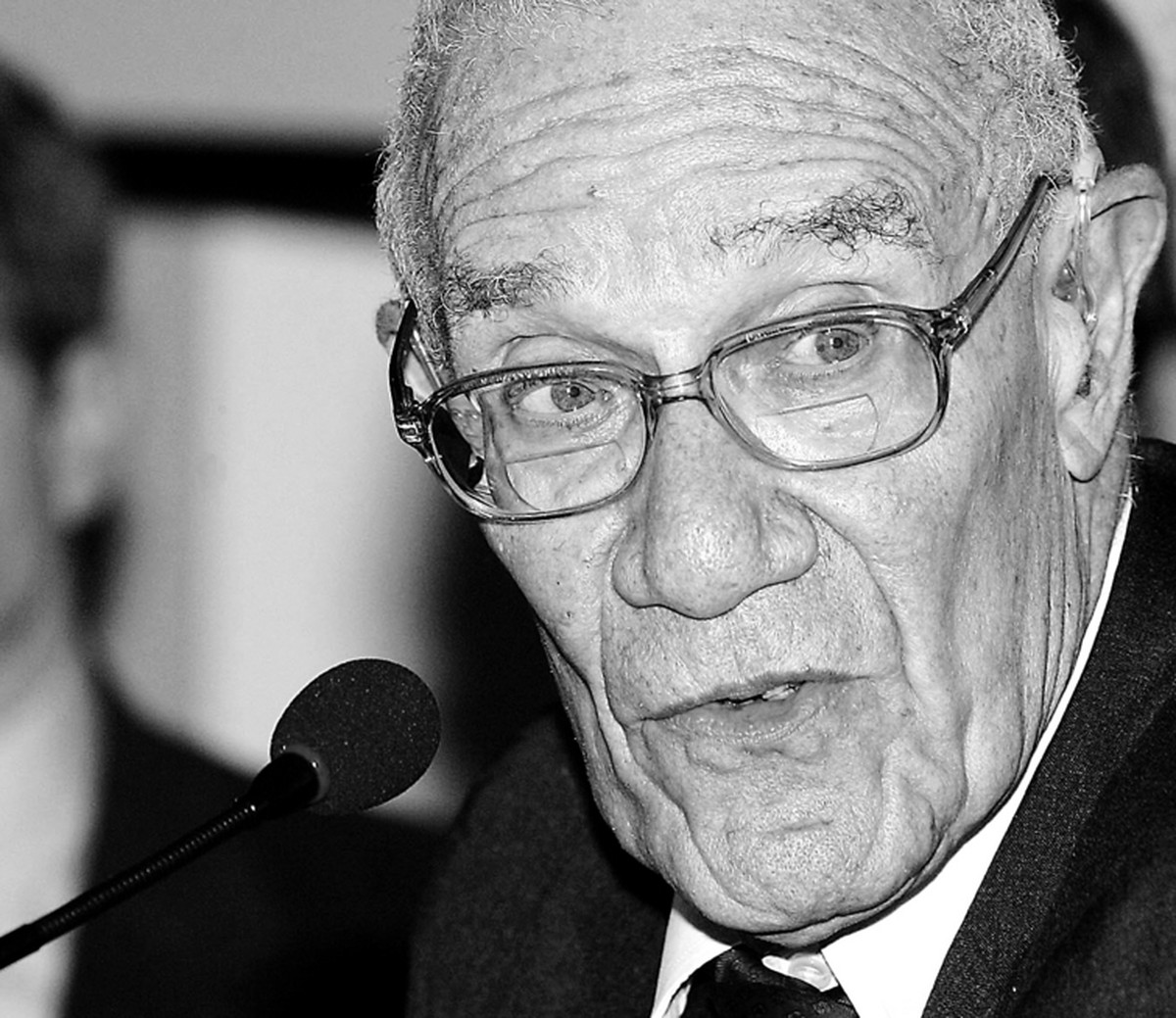 Morre o Nobel de Economia Robert Solow, aos 99 anos | Mundo | Valor ...