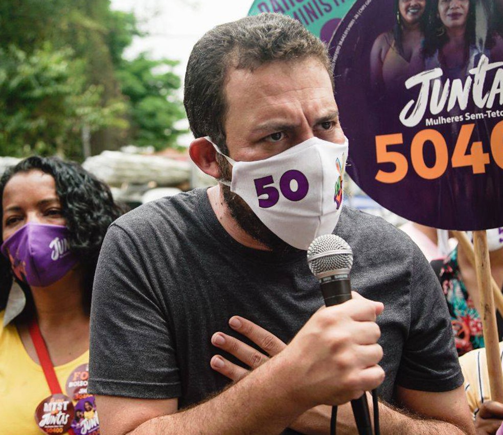 Boulos aparece na sacada de sua casa com cartaz: "Vamos virar ...