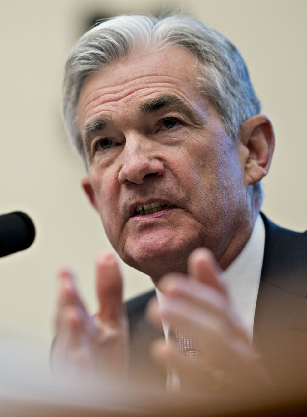 Powell sinaliza ritmo mais rápido na alta das taxas | Finanças | Valor ...