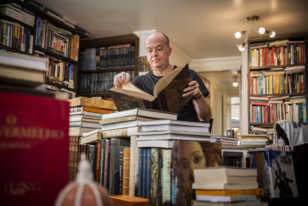 Biblioteca de casal unido pela poesia reúne milhares de raridades da literatura | Eu & | Valor ...