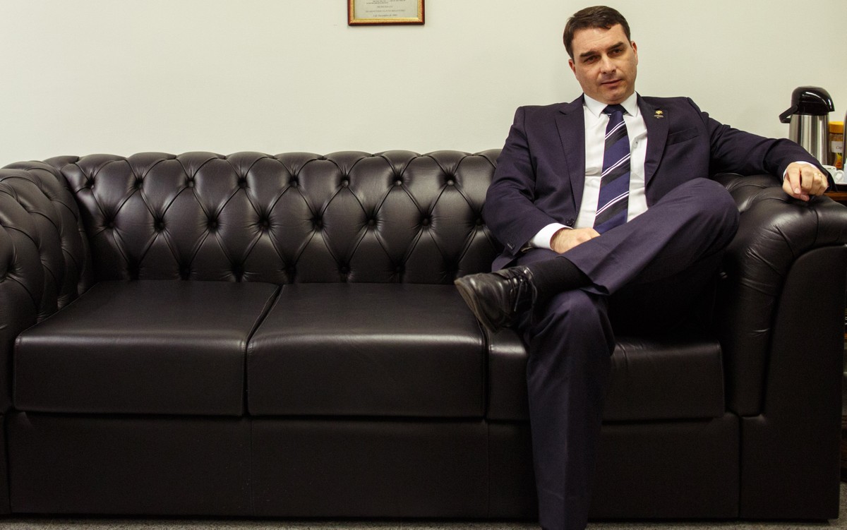 Justiça concede foro privilegiado para investigação sobre Flávio ...
