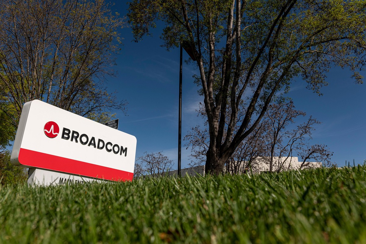 FT: Broadcom mira negócios de IA após onda de críticas sobre preços ...