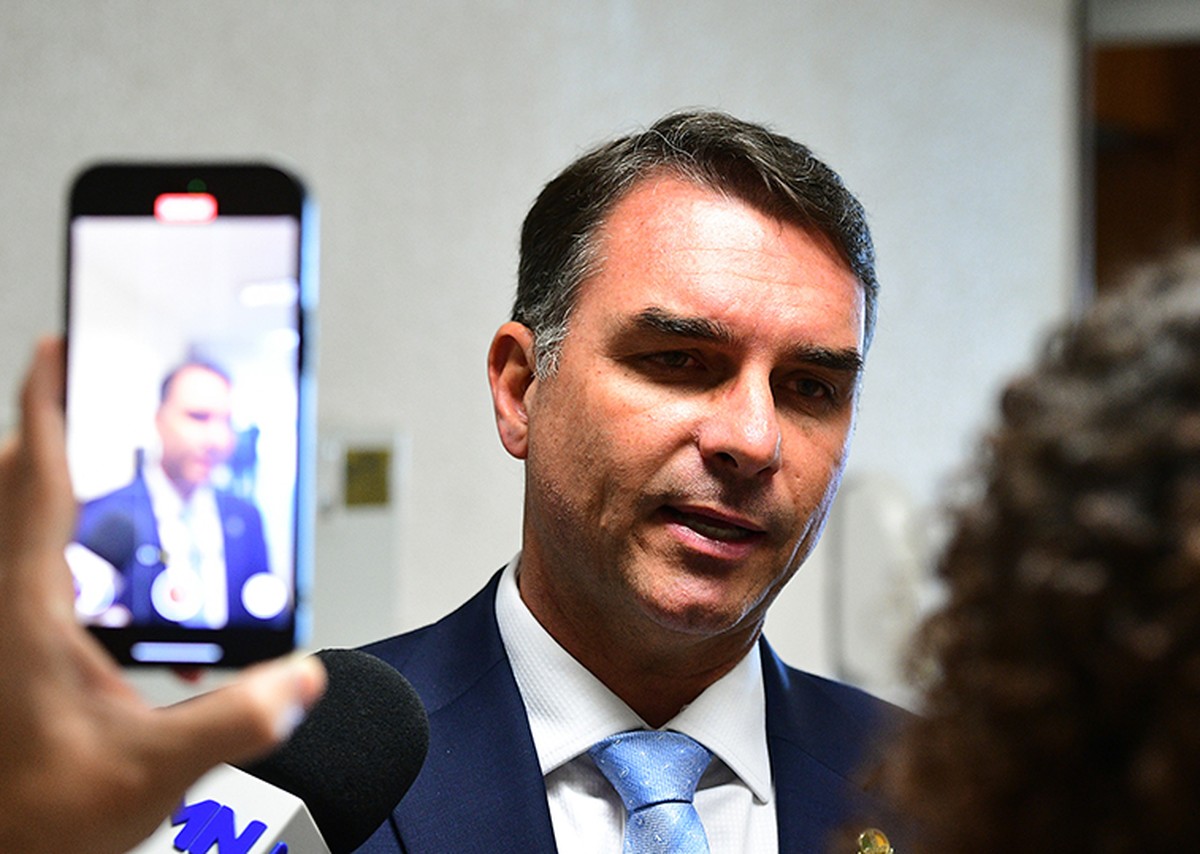 Flávio diz que Moraes não faz 'mais do que a obrigação' ao permitir ...