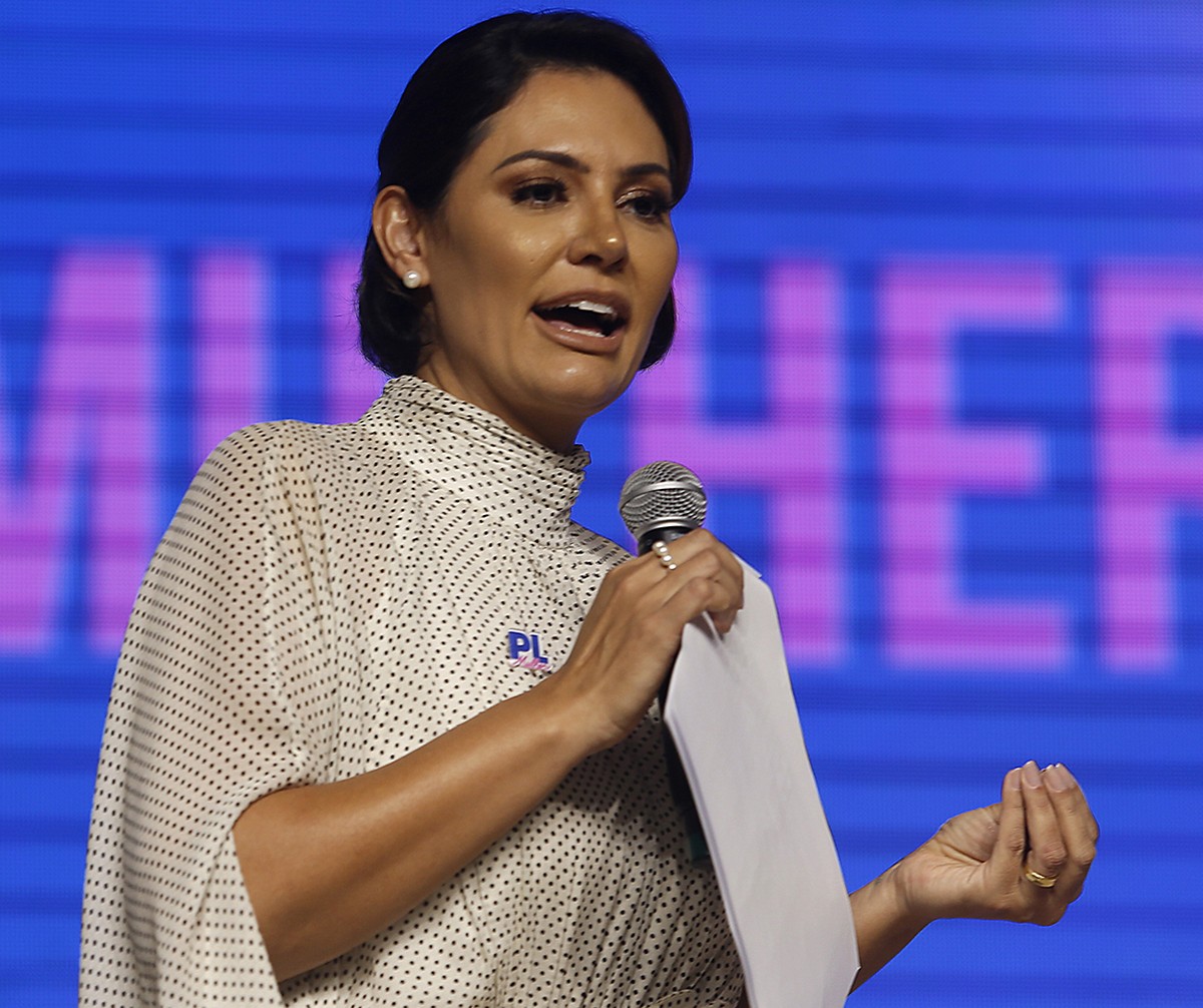 Aos prantos, Michelle diz viver ‘perseguição’, mas que Bolsonaro não ...