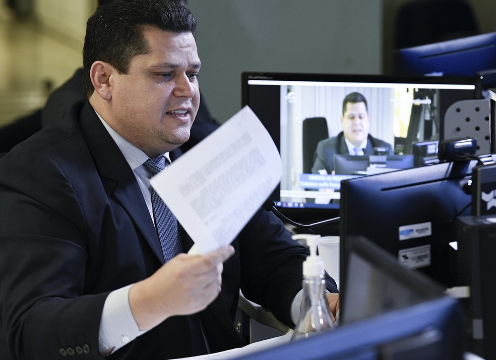 Alcolumbre devolve ao governo MP que permite que Weintraub escolha ...