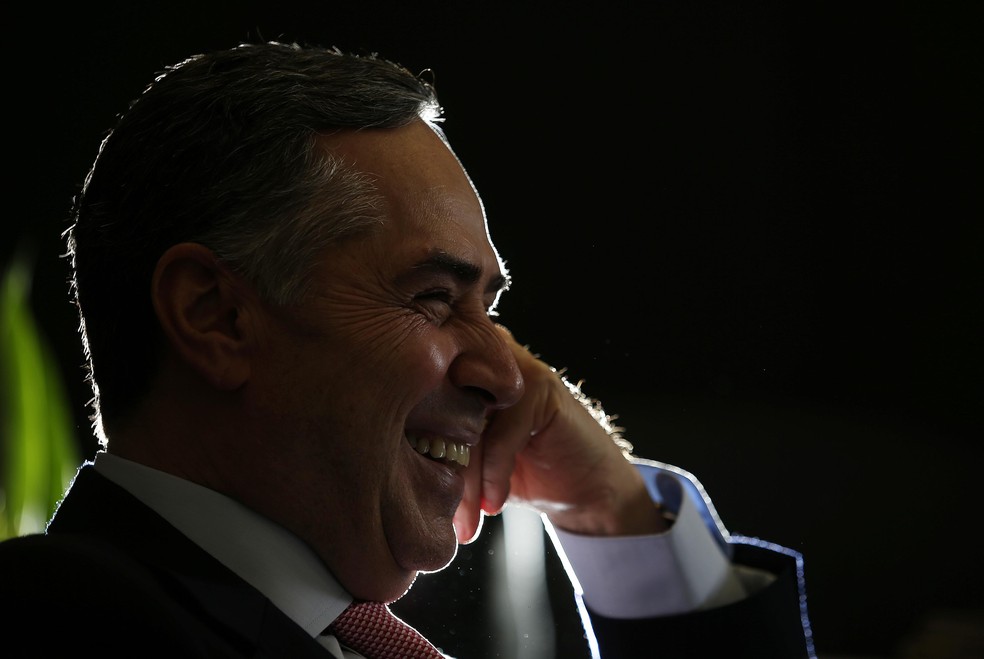 "Depende de não ter golpe", brinca Barroso sobre assumir presidência do STF | Política | Valor ...