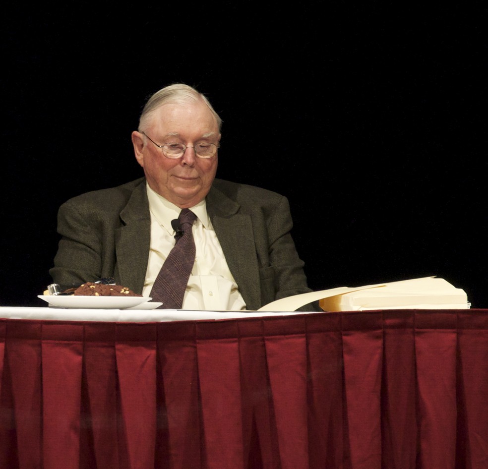 Charlie Munger, alter ego de Warren Buffett, morre aos 99 | Finanças ...