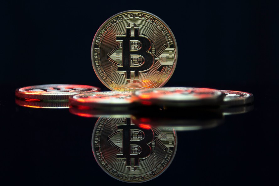 Bitcoin cai para US$ 62 mil com saída de capital de ETFs | Finanças ...