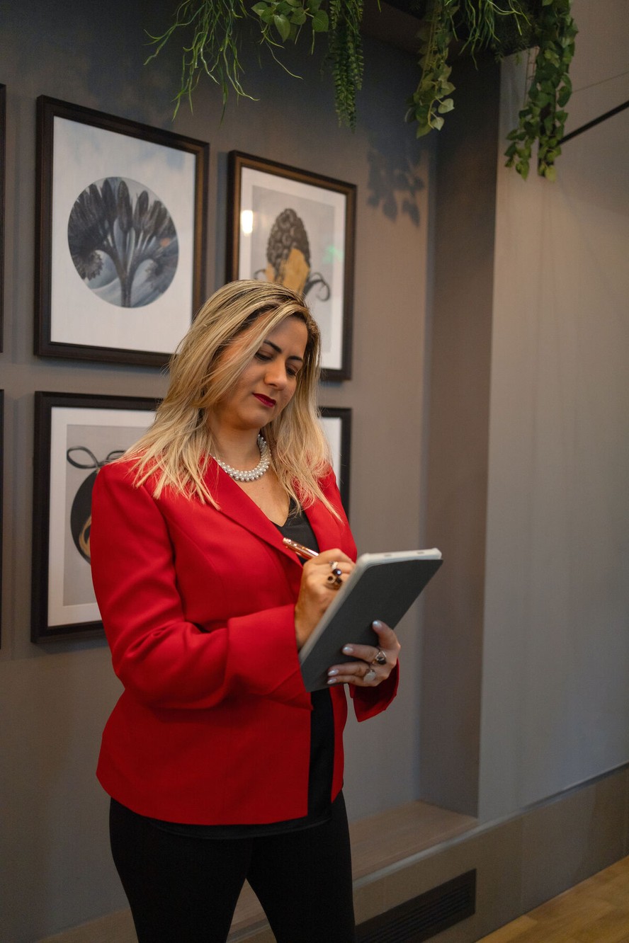 Marcela Onyx se torna autora best-seller internacional | Dino | Valor ...