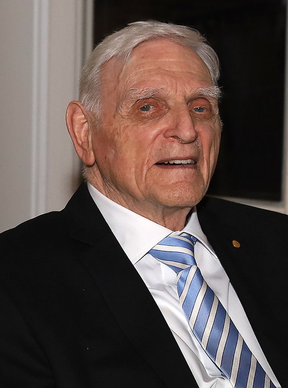 John Goodenough, pioneiro na pesquisa da bateria de íon-lítio, morre ...