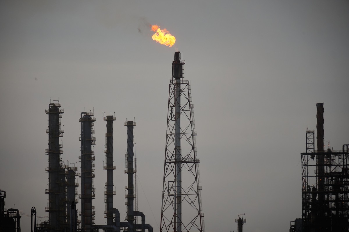 Petróleo sobe 2% com novas tensões no Oriente Médio | Finanças | Valor ...