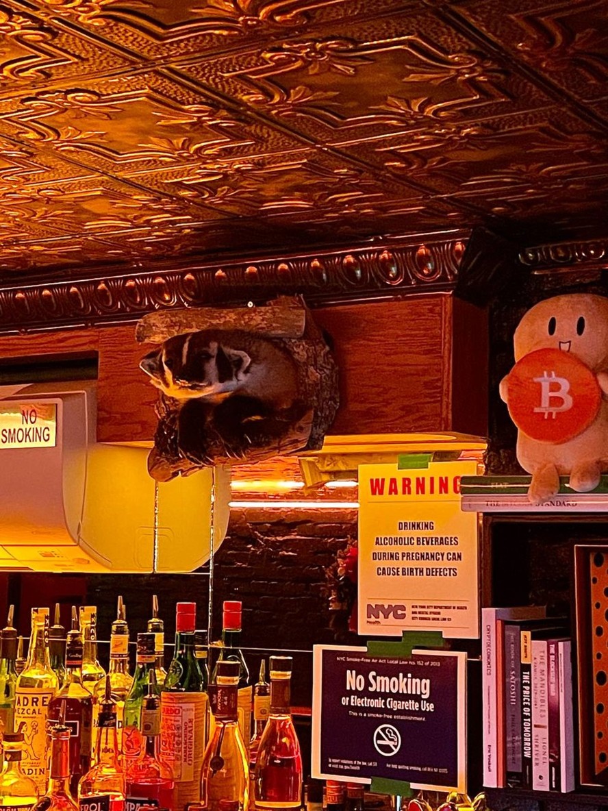 'Bitcoin Bar' de NY reúne entusiastas cripto, mas não quer saber de ...