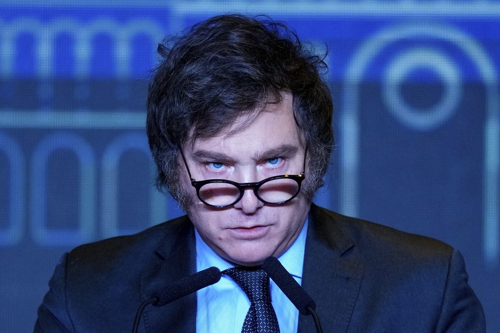 Milei apresenta decreto que visa caducar 7 mil contratos de trabalho no ...