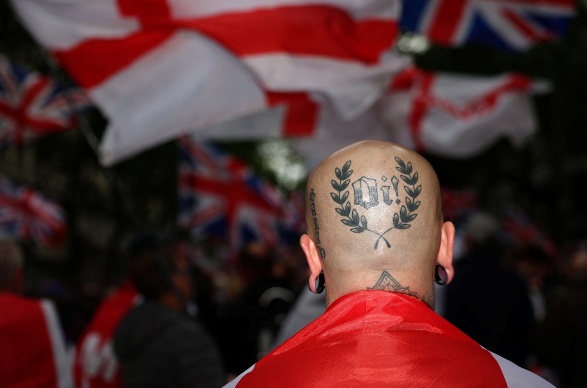 Dezenas de milhares marcham em Londres em protestos sobre imigração e ...