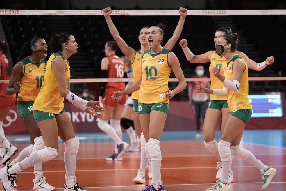 Brasileiras ganham de virada das russas e estão na semifinal do vôlei ...