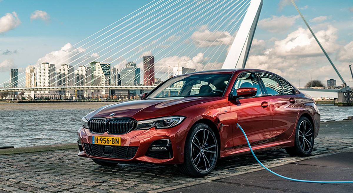 BMW Série 3 híbrido encosta nos R$ 400 mil | Empresas | Valor Econômico