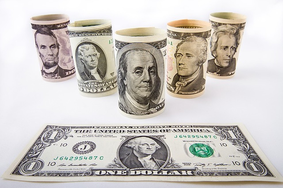 Dólar tem baixa e fecha no patamar dos R$ 5,00 | Finanças | Valor Econômico