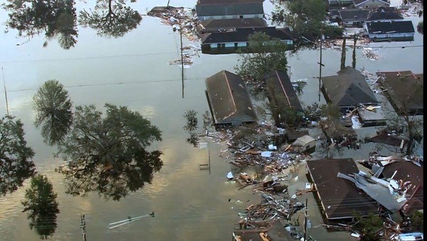 Vítimas negras do furacão Katrina passaram a ser tratadas como criminosas pelas autoridades ...