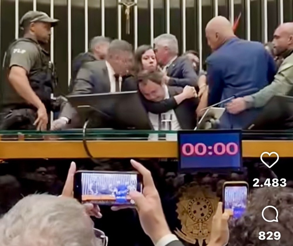 Protesto de Glauber Braga e expulsão da imprensa gera nova crise para ...