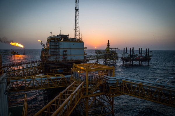 Petróleo sobe com nova escalada de tensões no Oriente Médio | Finanças ...