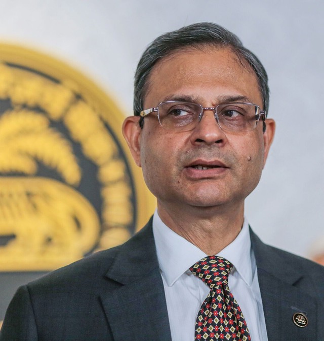 Alvo de Trump, Índia tenta segurar rúpia com intervenção no câmbio e ...