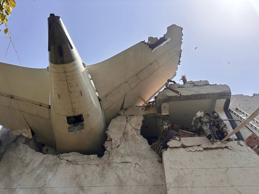 Avião cai na Índia: O que se sabe sobre o acidente que matou mais de ...