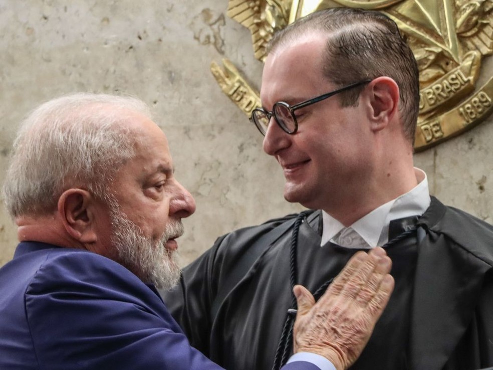 Em cerimônia concorrida, Cristiano Zanin toma posse como ministro do ...