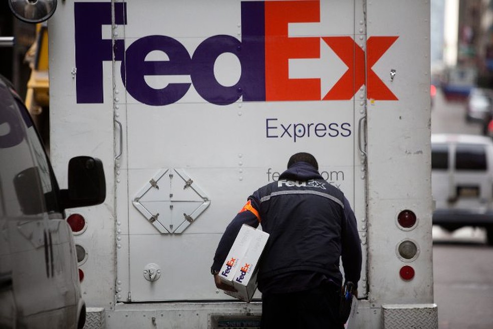FedEx quase triplica lucro do ano anterior, mas receitas caem 10% ...