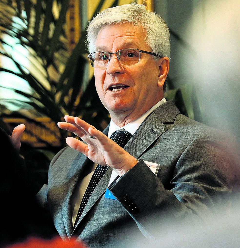 Waller, do Fed, sinaliza apoio a pausa em alta do juro | Finanças ...