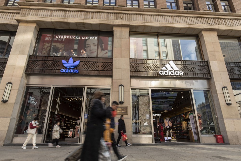 Adidas assina contrato de US$ 1,2 bi com clube de futebol Manchester ...
