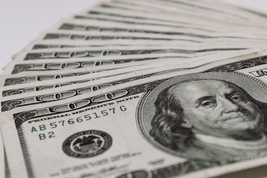 Dólar à vista fecha perto da estabilidade, com petróleo e conflito no ...